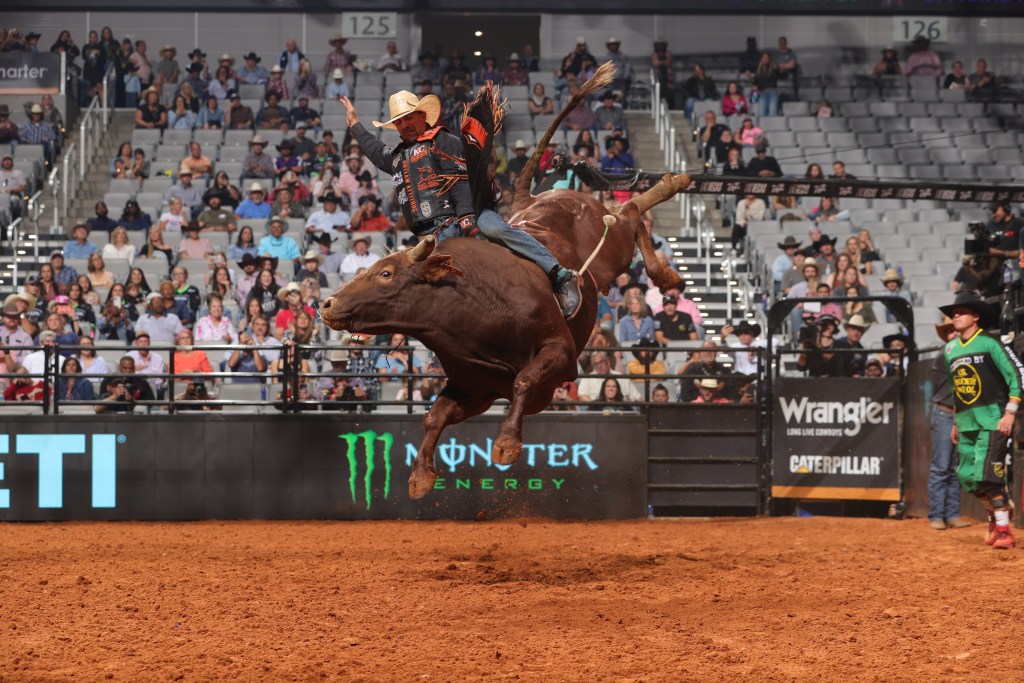 Kansas City Outlaws Go a Perfect 3-0 at PBR Team Series Event in Fort ...